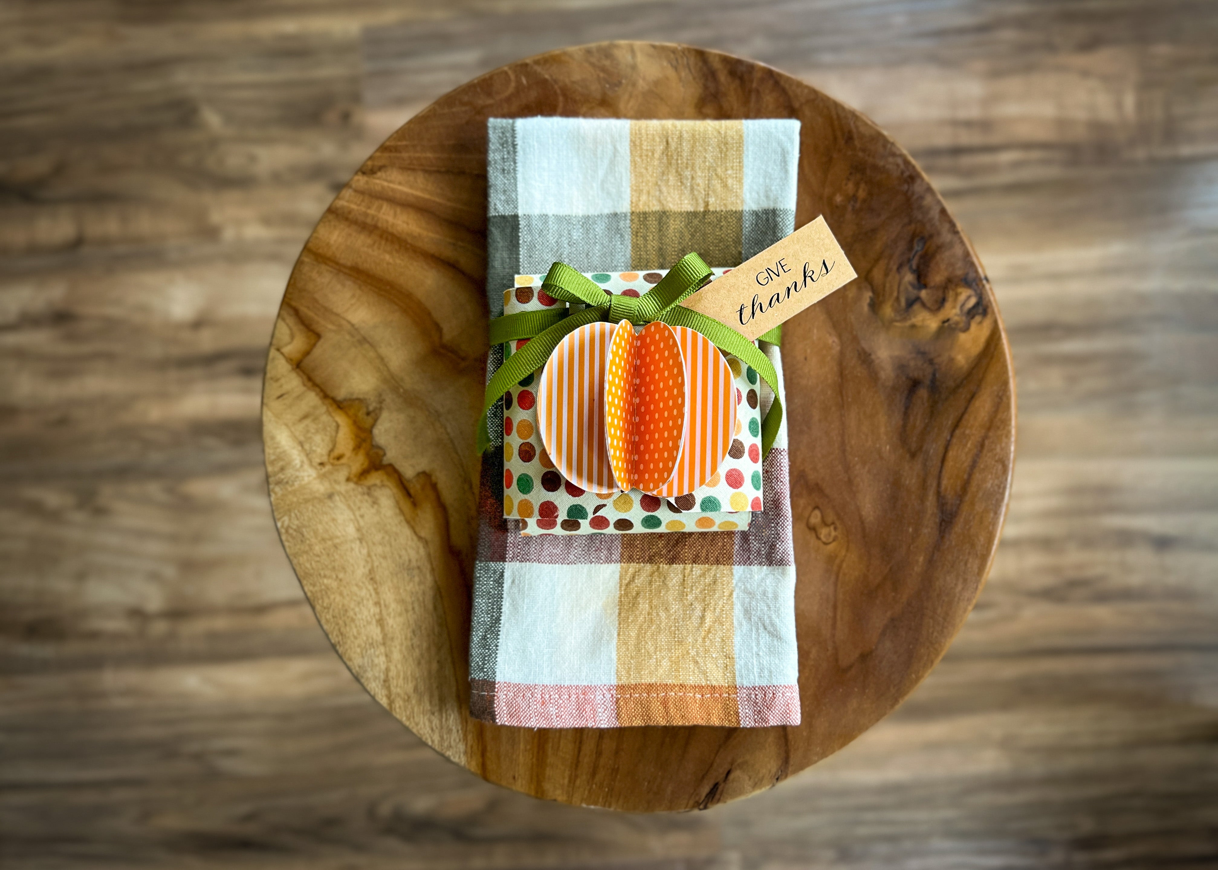 A Cozy Thanksgiving Favor: Cookie Wrapper With 3D Paper Pumpkin & Tag